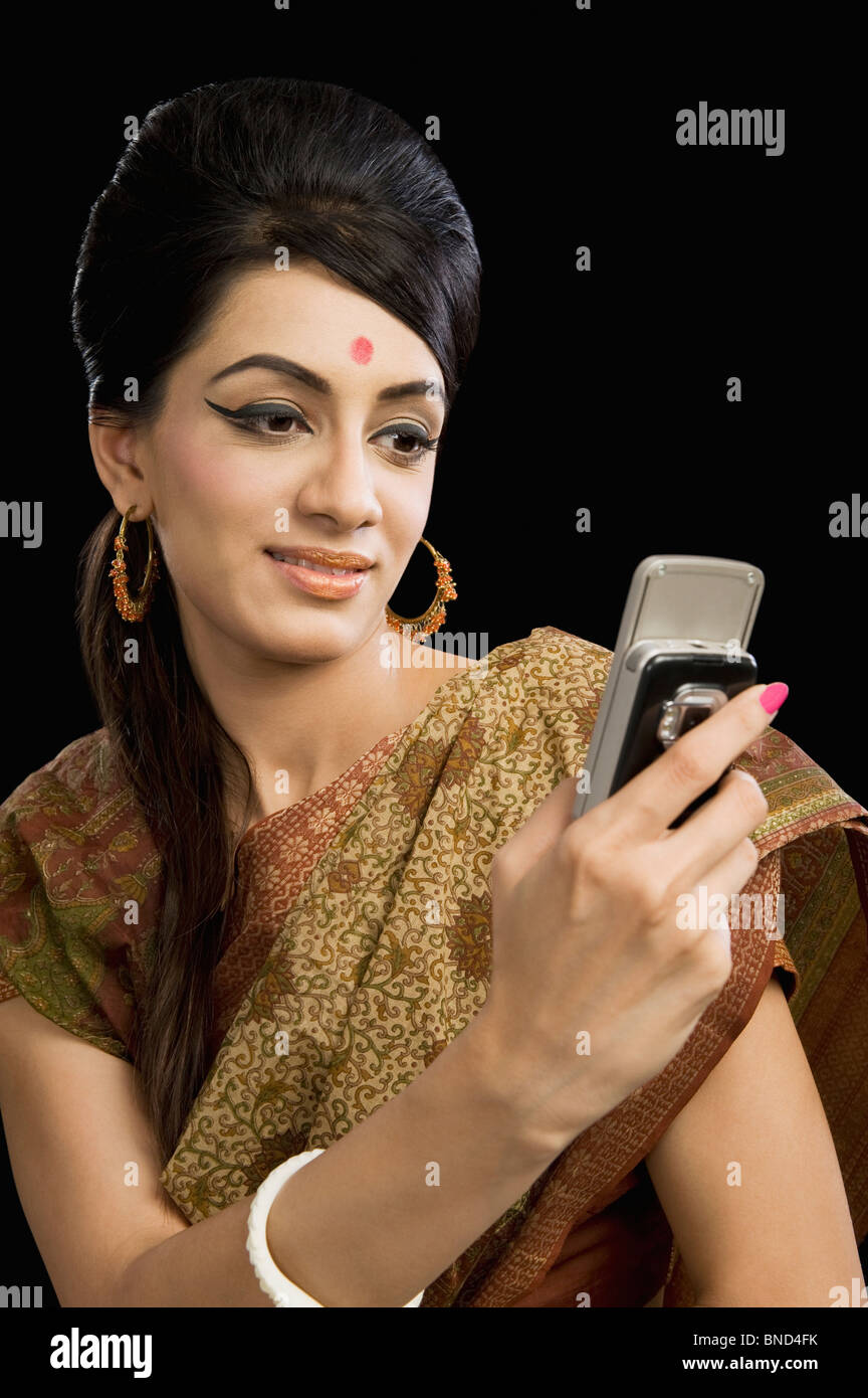 Woman reading a text message on a mobile phone Stock Photo - Alamy