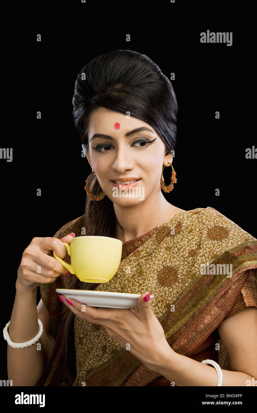 Indian woman cup tea sari hi-res stock photography and images - Alamy
