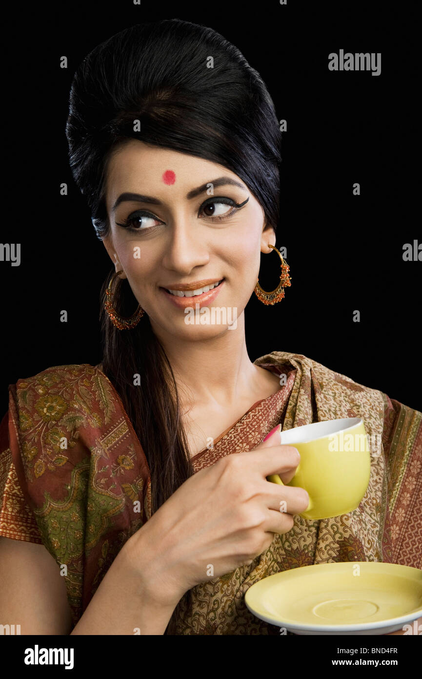 Indian woman cup tea sari hi-res stock photography and images - Alamy