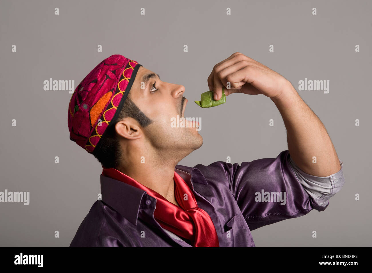 Actor portraying a tapori eating pan Stock Photo - Alamy