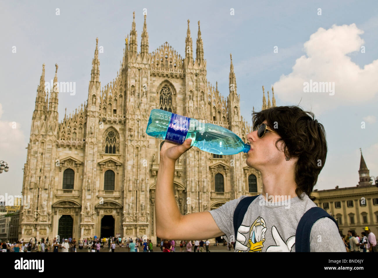 Drinking water in Duomo square, Milan, Italy Stock Photo - Alamy