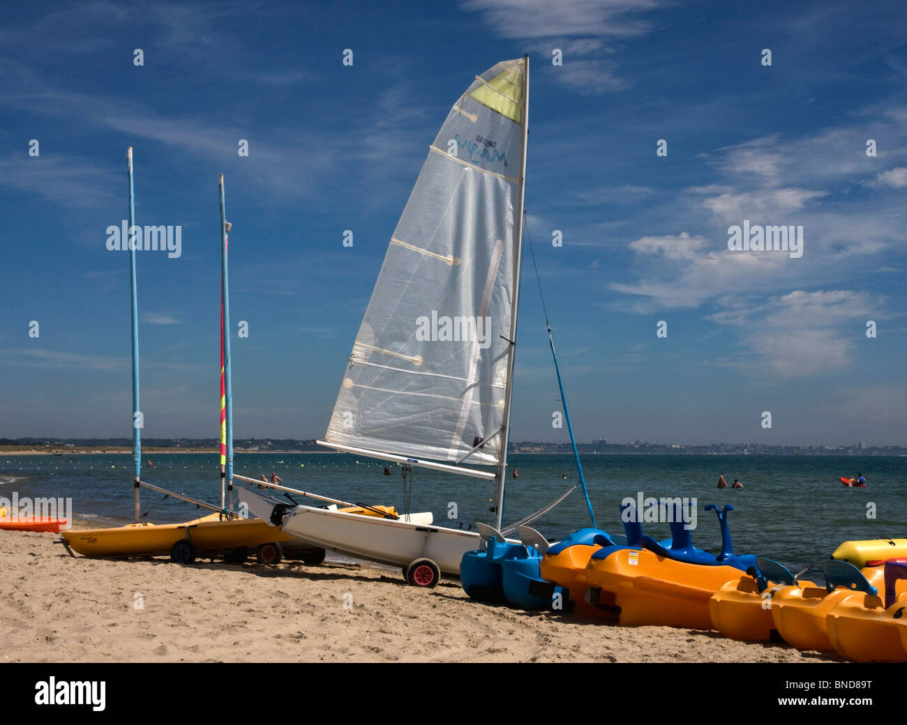 Pleasure boats on beach hi-res stock photography and images - Alamy