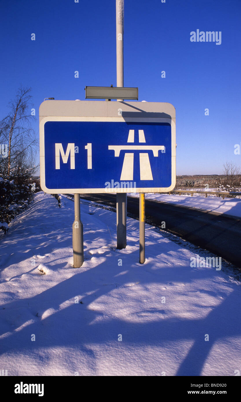 roadsign stating start of M1 motorway near Leeds in winter snow ...