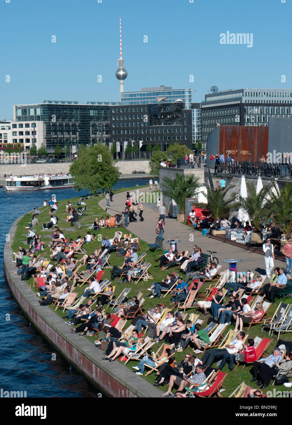 Waterside cafe hi-res stock photography and images - Alamy