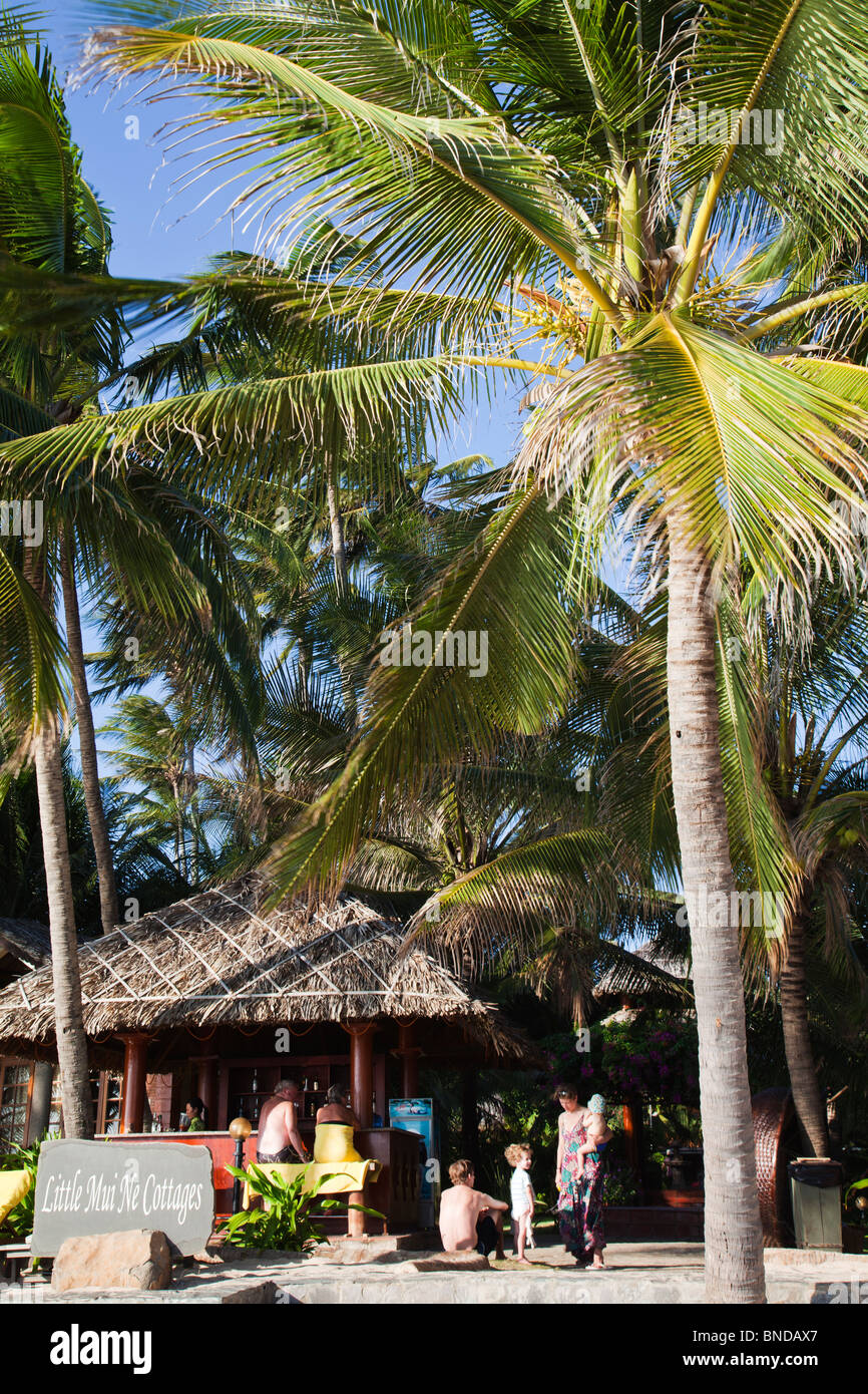 Cottages and palm trees hi-res stock photography and images - Alamy