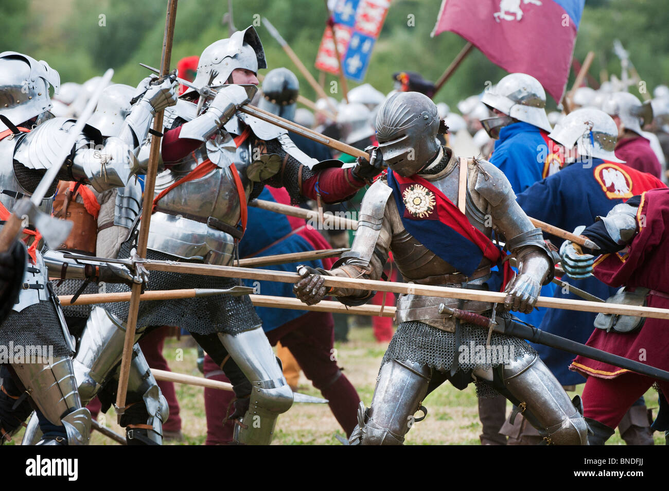 English knights fight hi-res stock photography and images - Alamy