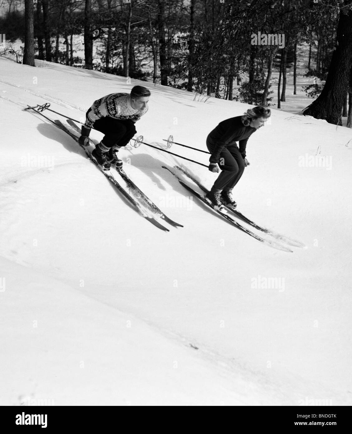 Vintage skiing hi-res stock photography and images - Alamy