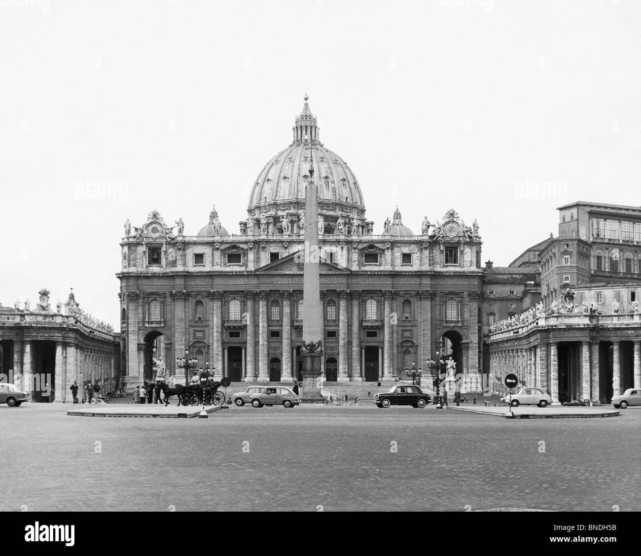 St peter's basilica vatican city Black and White Stock Photos & Images ...