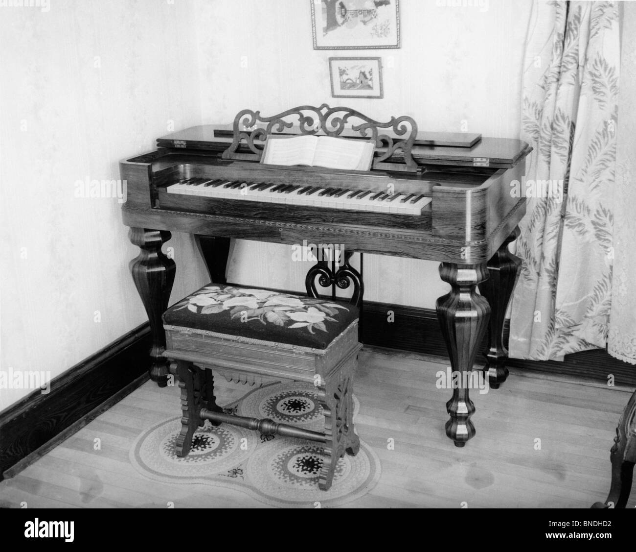 Harpsichord instrument hi-res stock photography and images - Alamy