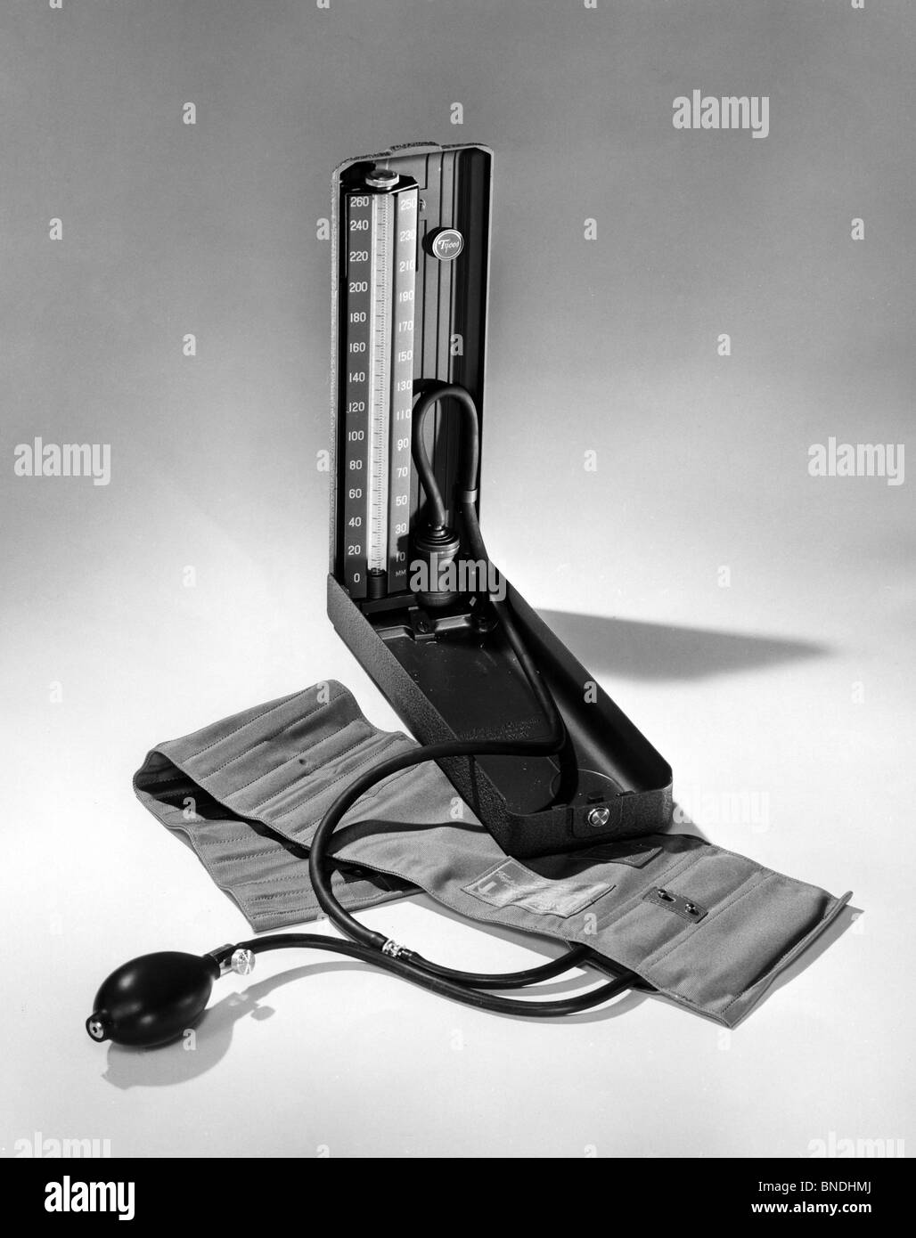 Vintage medical blood pressure hi-res stock photography and images - Alamy