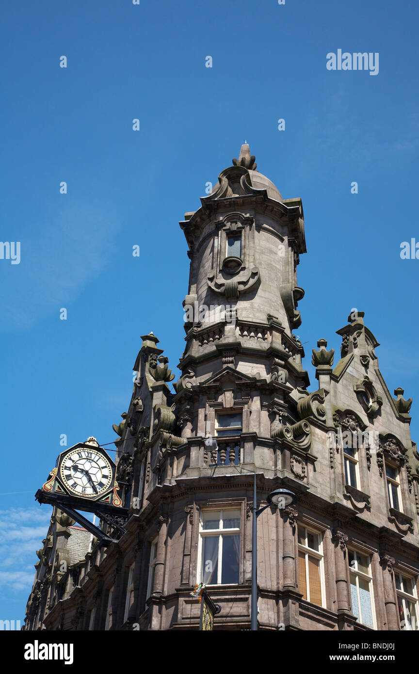 Pub with clock hi-res stock photography and images - Alamy