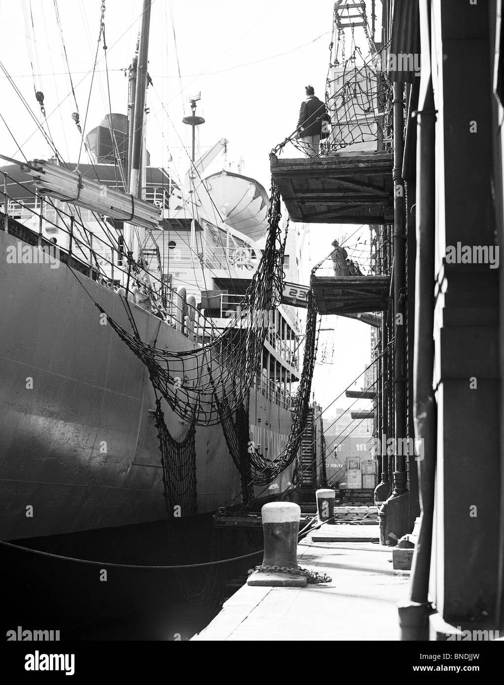 Dock workers unload ship hi-res stock photography and images - Alamy