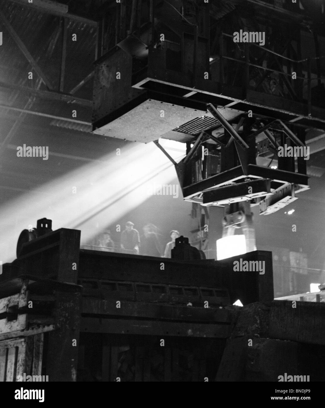 Factory workers black and white hi-res stock photography and images - Alamy