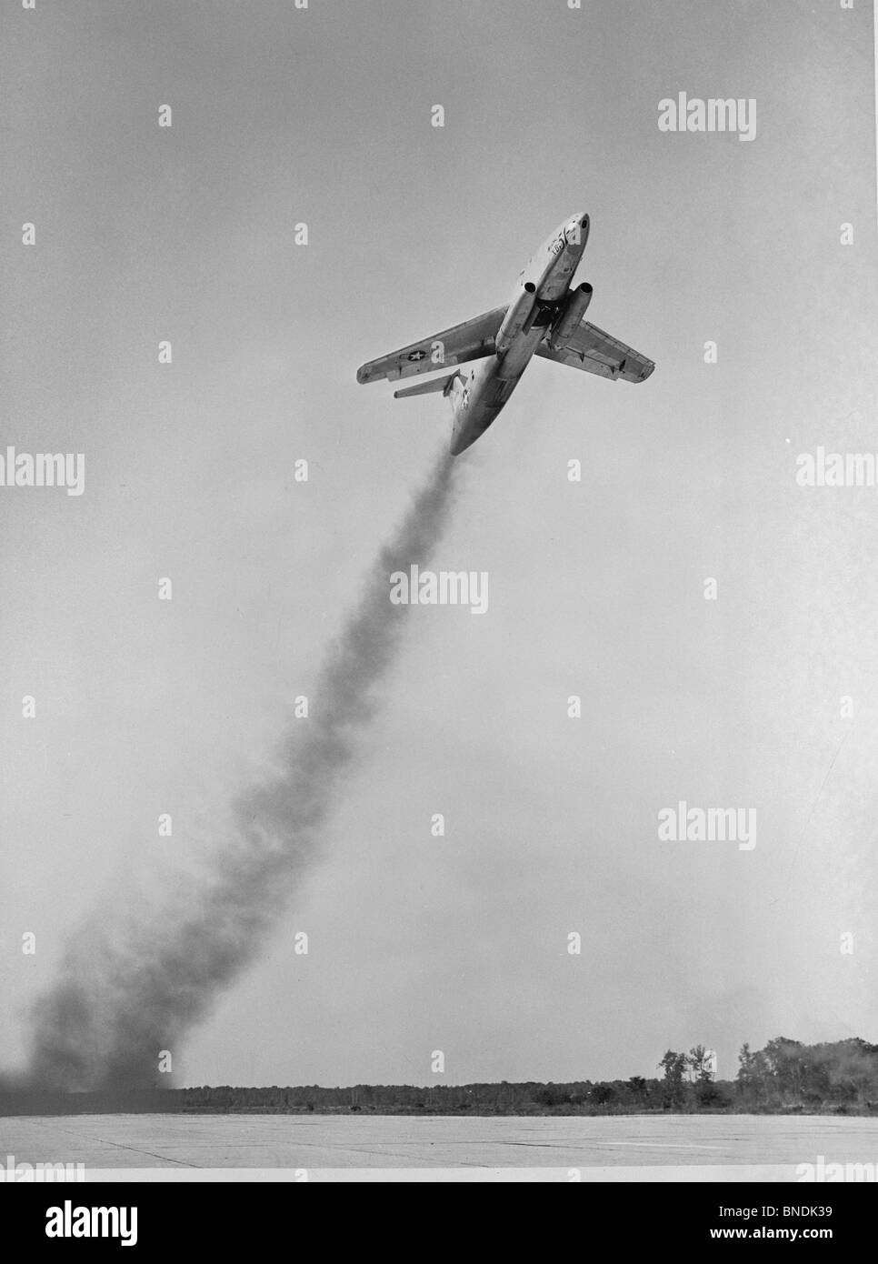 Vintage plane taking off hi-res stock photography and images - Alamy