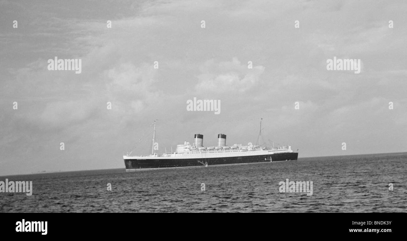 Cruise ship in the sea, RMS Mauritania Stock Photo - Alamy