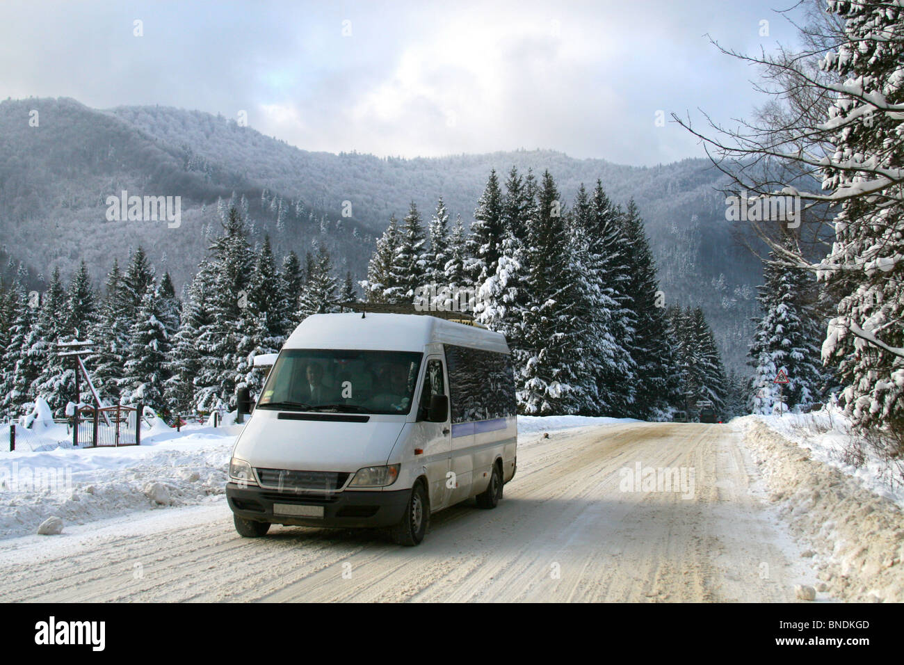 Car heavy snow hi-res stock photography and images - Alamy