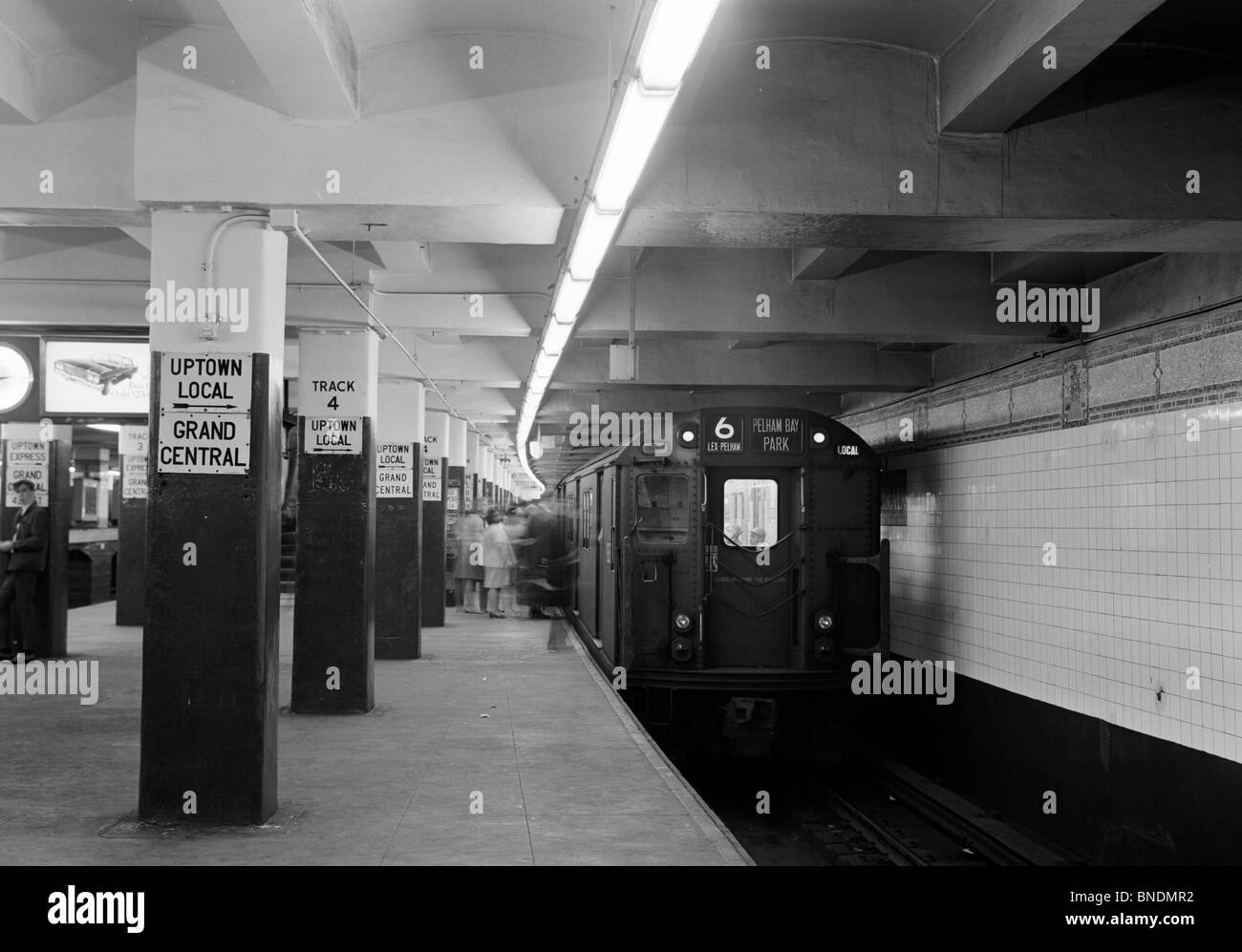 Passengers boarding a subway train Stock Photo - Alamy