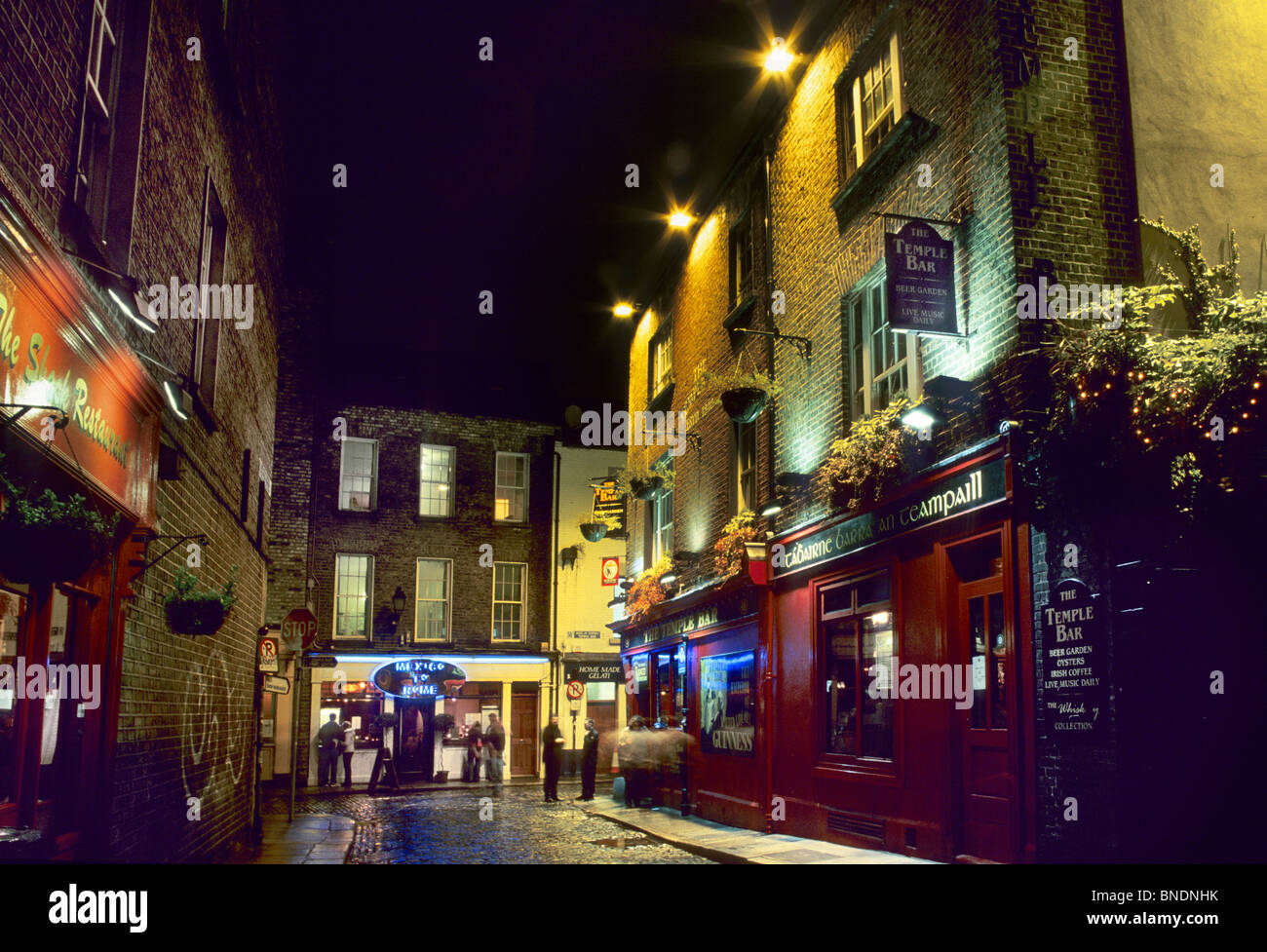 Pubs by night hi-res stock photography and images - Alamy