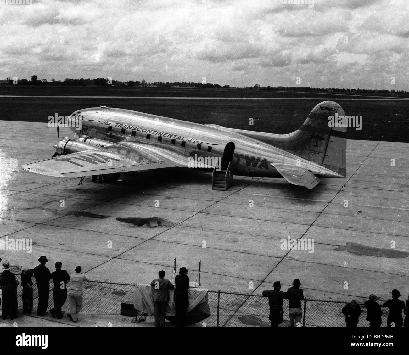Airplane standing wing Black and White Stock Photos & Images - Alamy