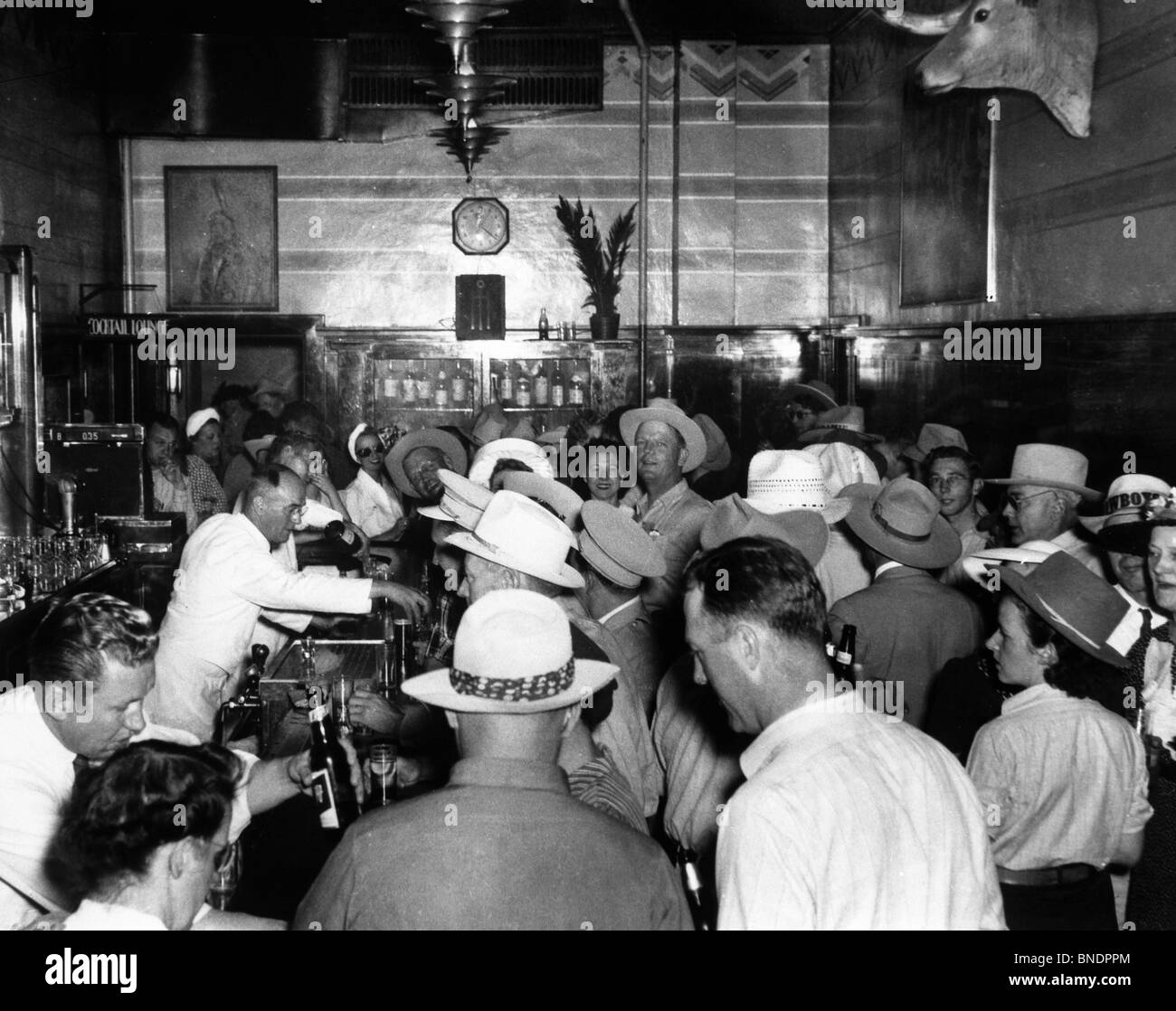 1940s bar hi-res stock photography and images - Alamy