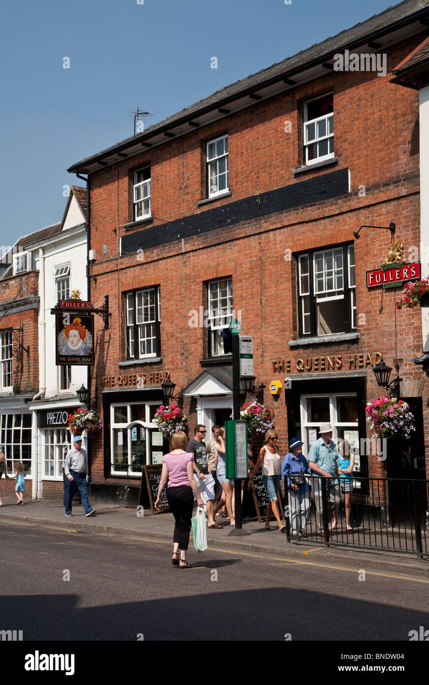 The queens head farnham hi-res stock photography and images - Alamy