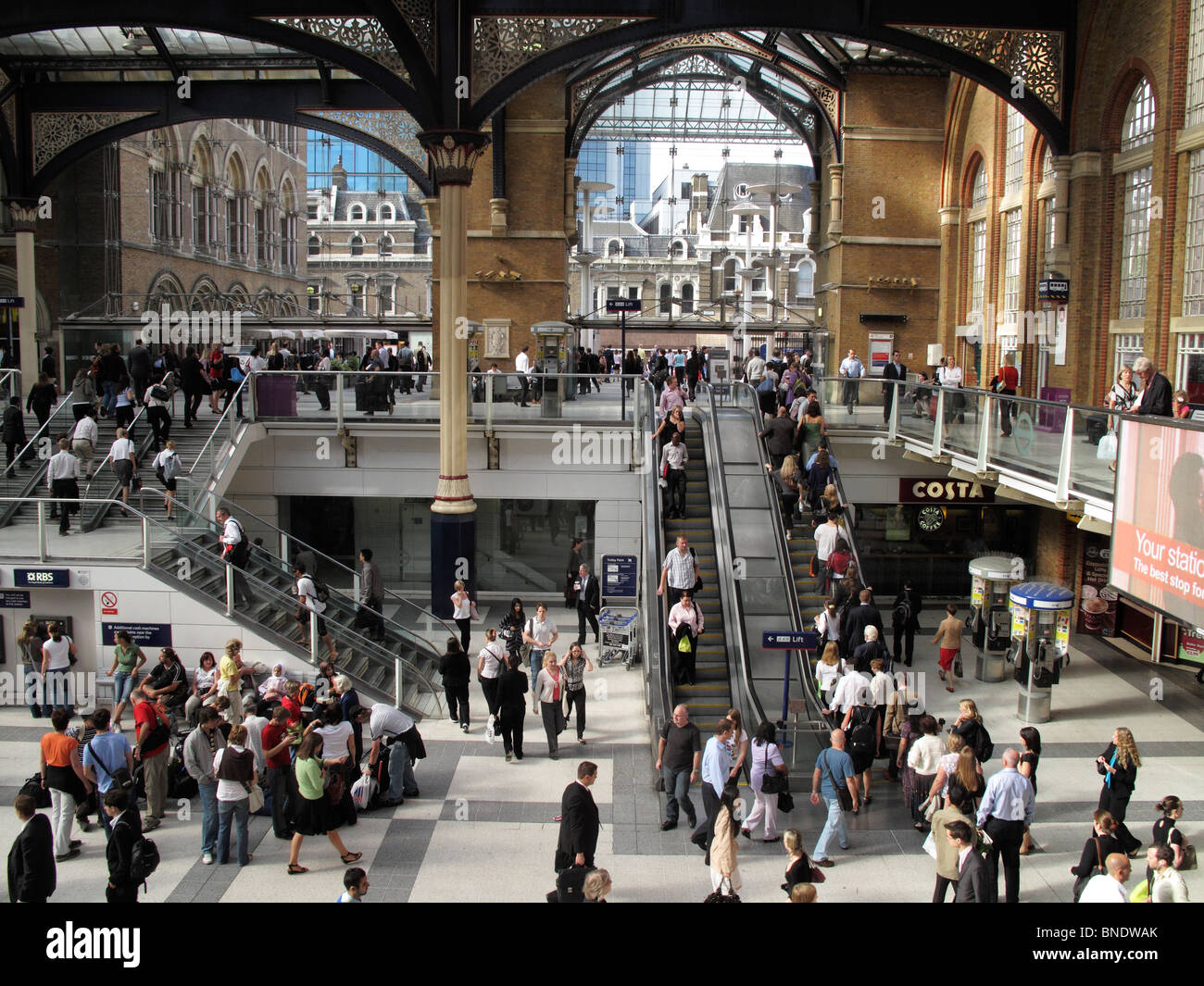 Commuters at Liverpool Street Station in London Stock Photo - Alamy