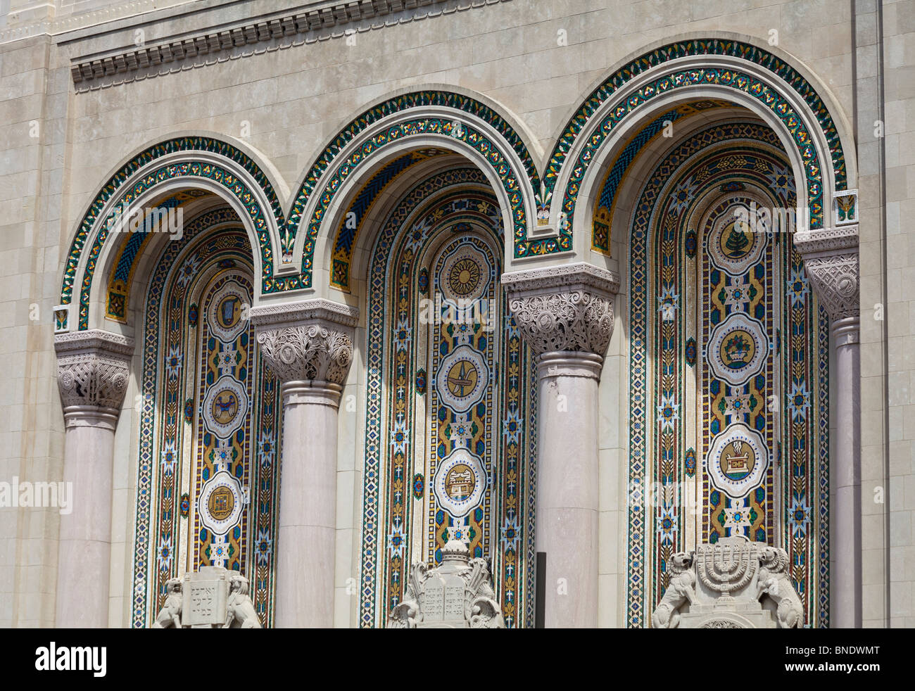 detail of decoration of facade of Rodeph Shalom Synagogue, 607-615 N ...