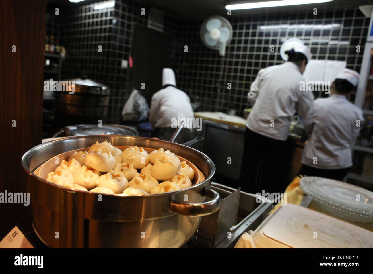 China beijing chinese restaurant buffet hi-res stock photography and ...