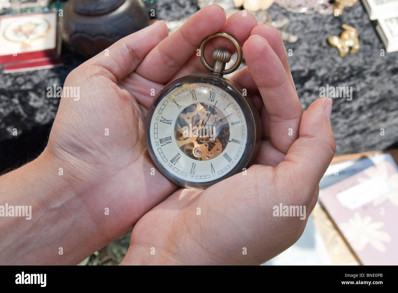 FEMALE HAND HOLDING THE ANTIQUE WATCH Stock Photo - Alamy