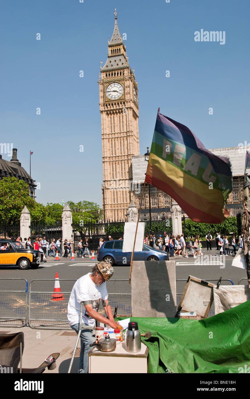 BRIAN HAW ANTI WAR PROTESTER/BIG BEN Stock Photo - Alamy