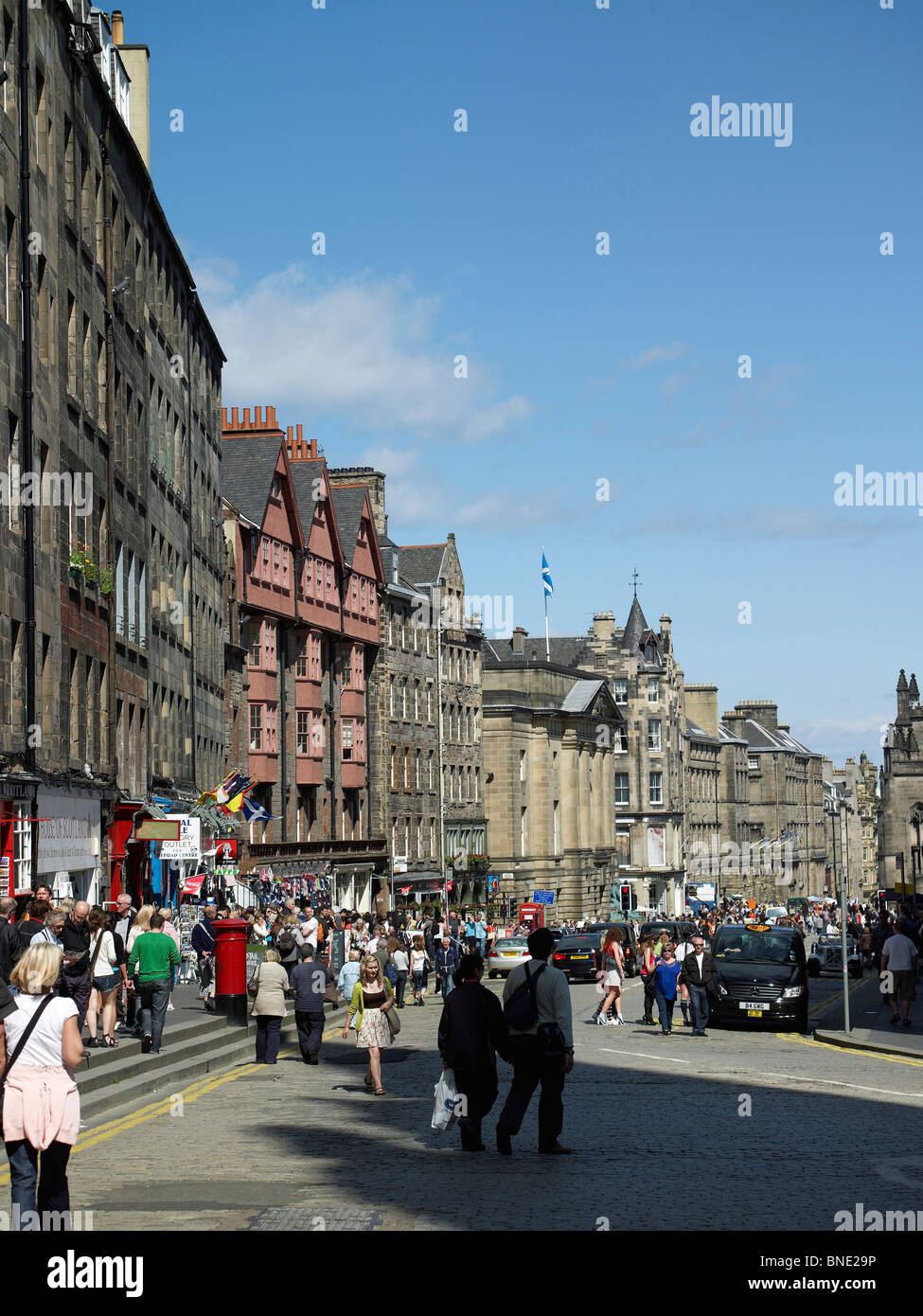 Tourists on High Street Edinburgh, on a busy summer Saturday, Scotland ...