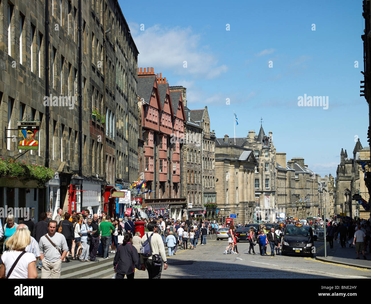 High street edinburgh hi-res stock photography and images - Alamy