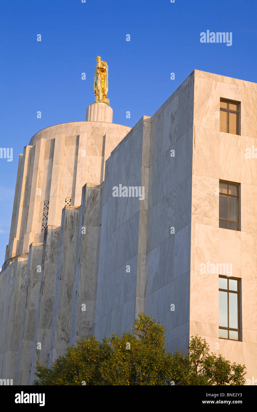 Low angle view of a government building, Oregon Pioneer, Oregon State ...