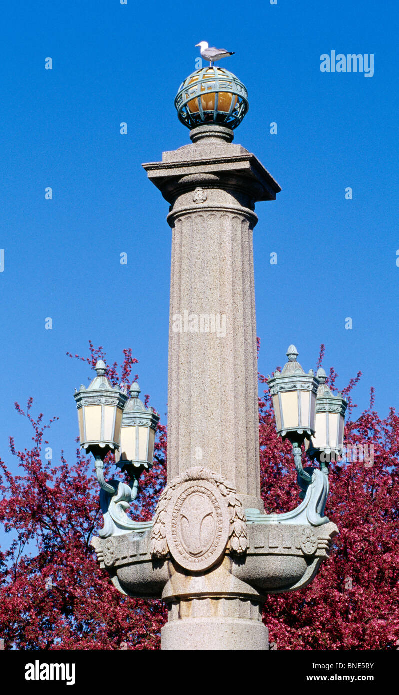 USA, Illinois, Chicago, Grant Park, old-fashioned ornate lamp post ...