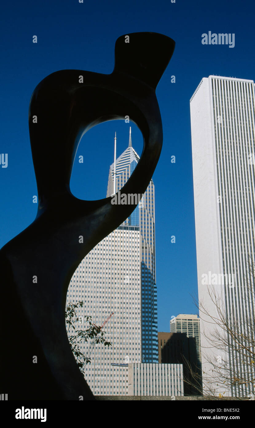 USA, Illinois, Chicago, modern sculpture in front of Aon Tower Stock ...