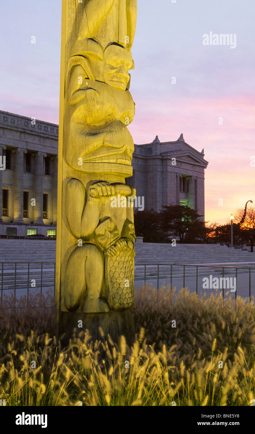 USA, Illinois, Chicago, totem pole at Field Museum of Natural History ...
