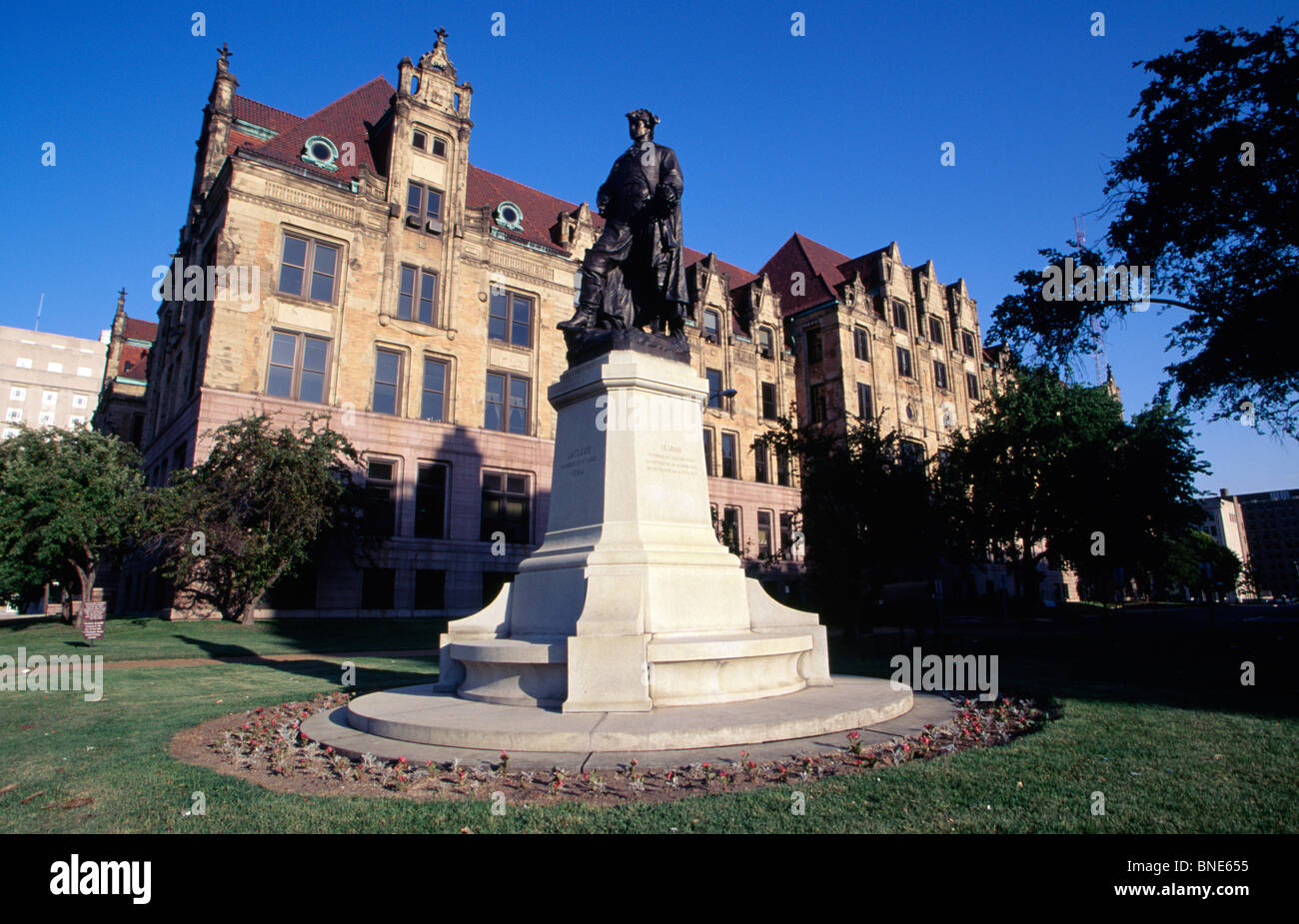 USA, Missouri, St. Louis, monument in park with City Hall behind Stock ...