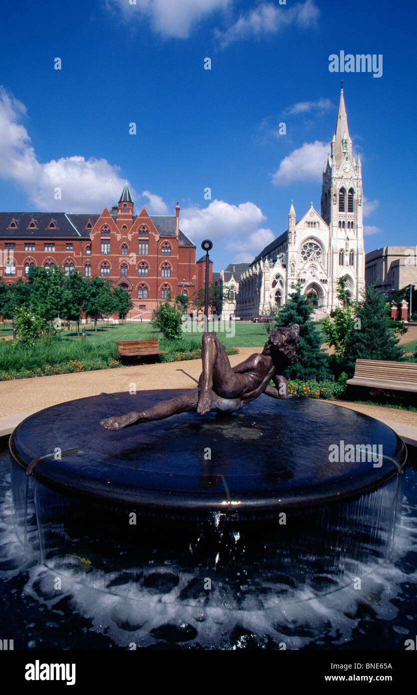 USA, Missouri, St. Louis, fountain with St. Louis University behind ...