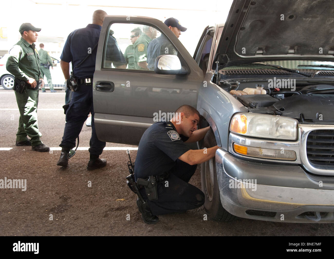 U.S. federal agents from Customs and Border Patrol inspect vehicles ...