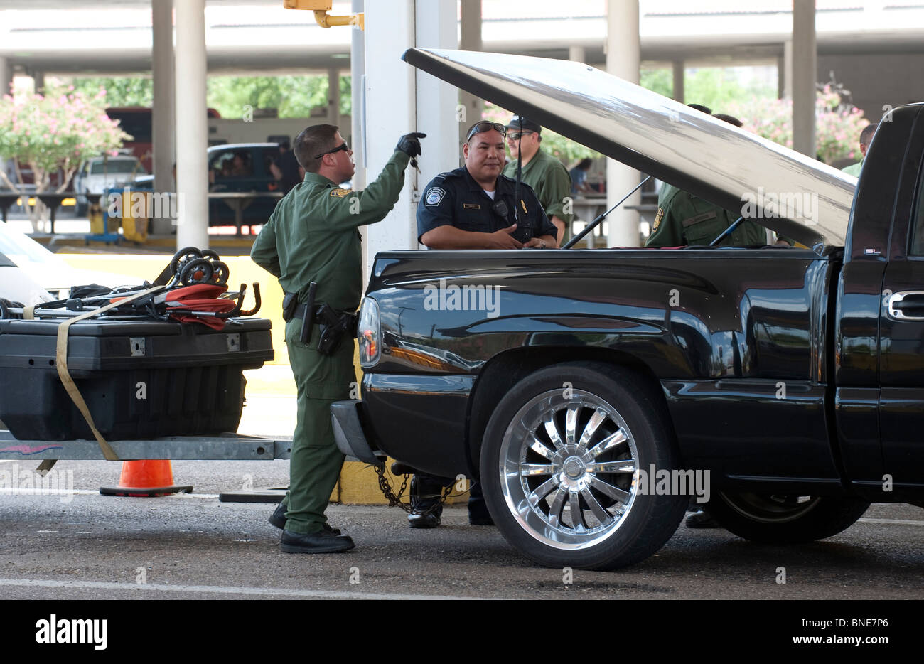 U.S. federal agents from Customs and Border Patrol inspect vehicles ...
