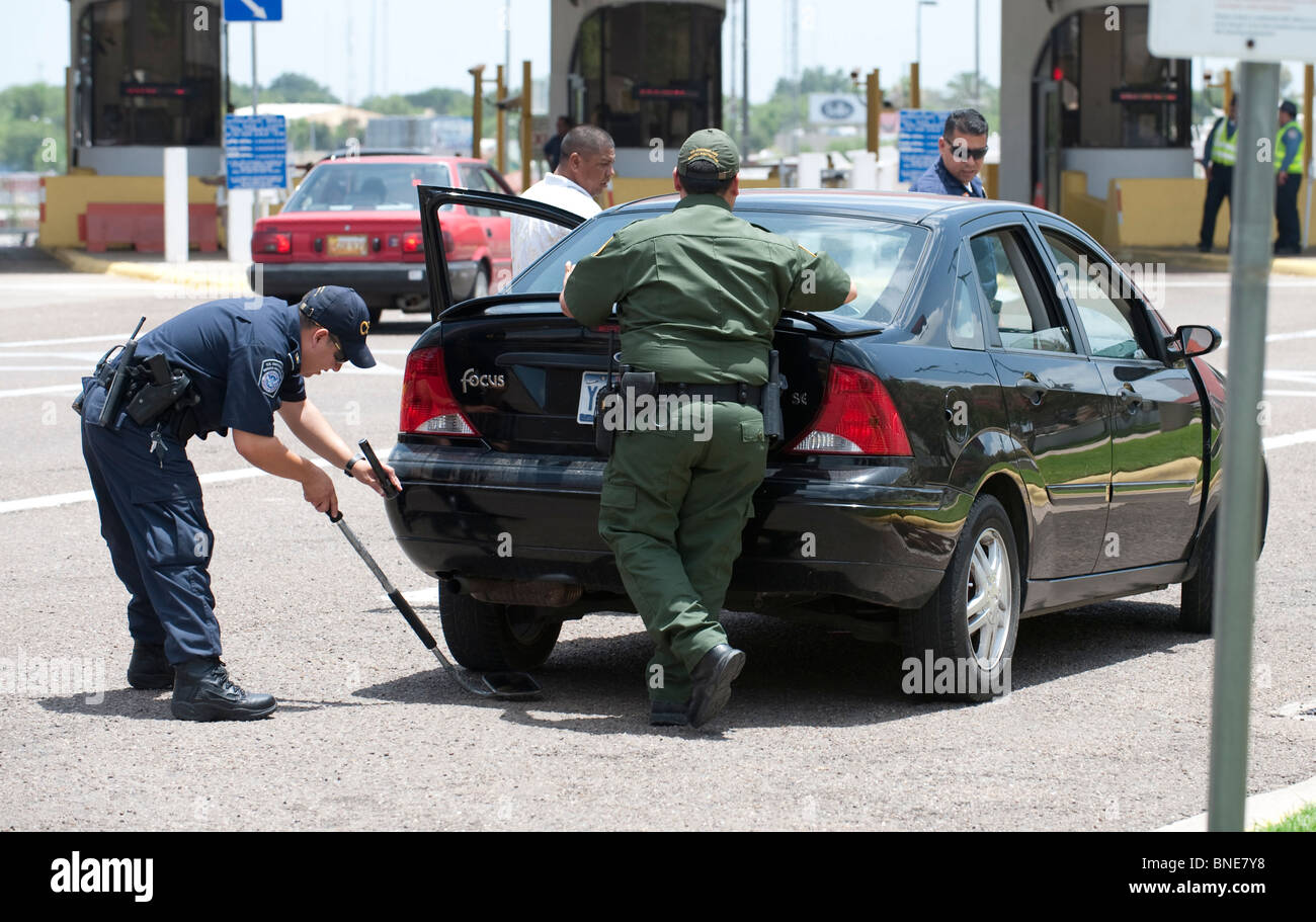 U.S. federal agents from Customs and Border Patrol inspect vehicles ...