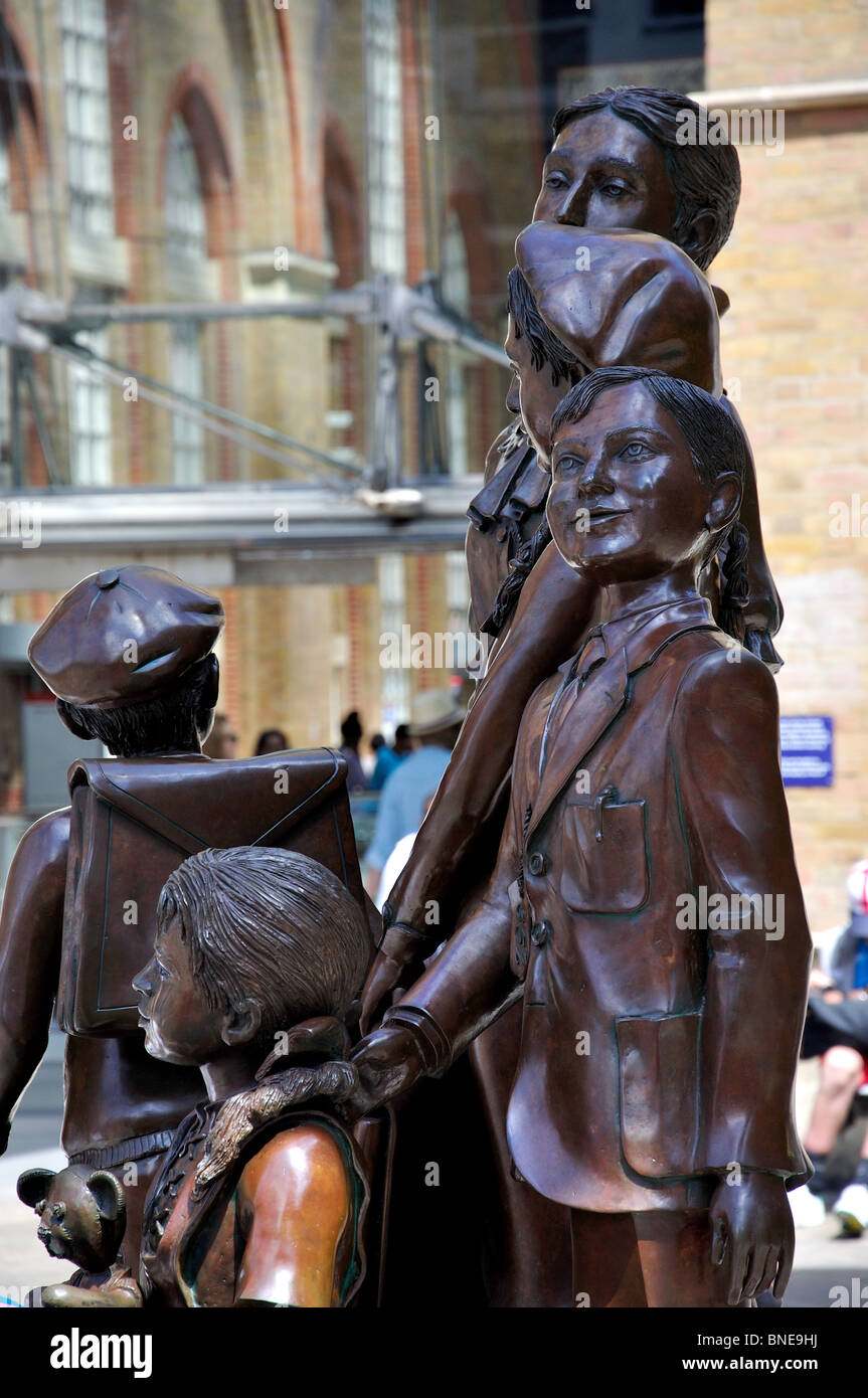 Kindertransport statue hi-res stock photography and images - Alamy