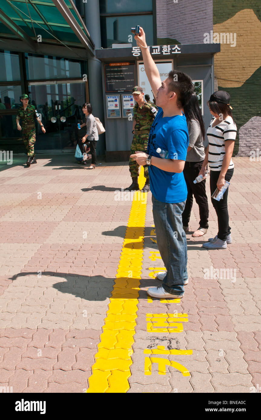 Dmz line hi-res stock photography and images - Alamy
