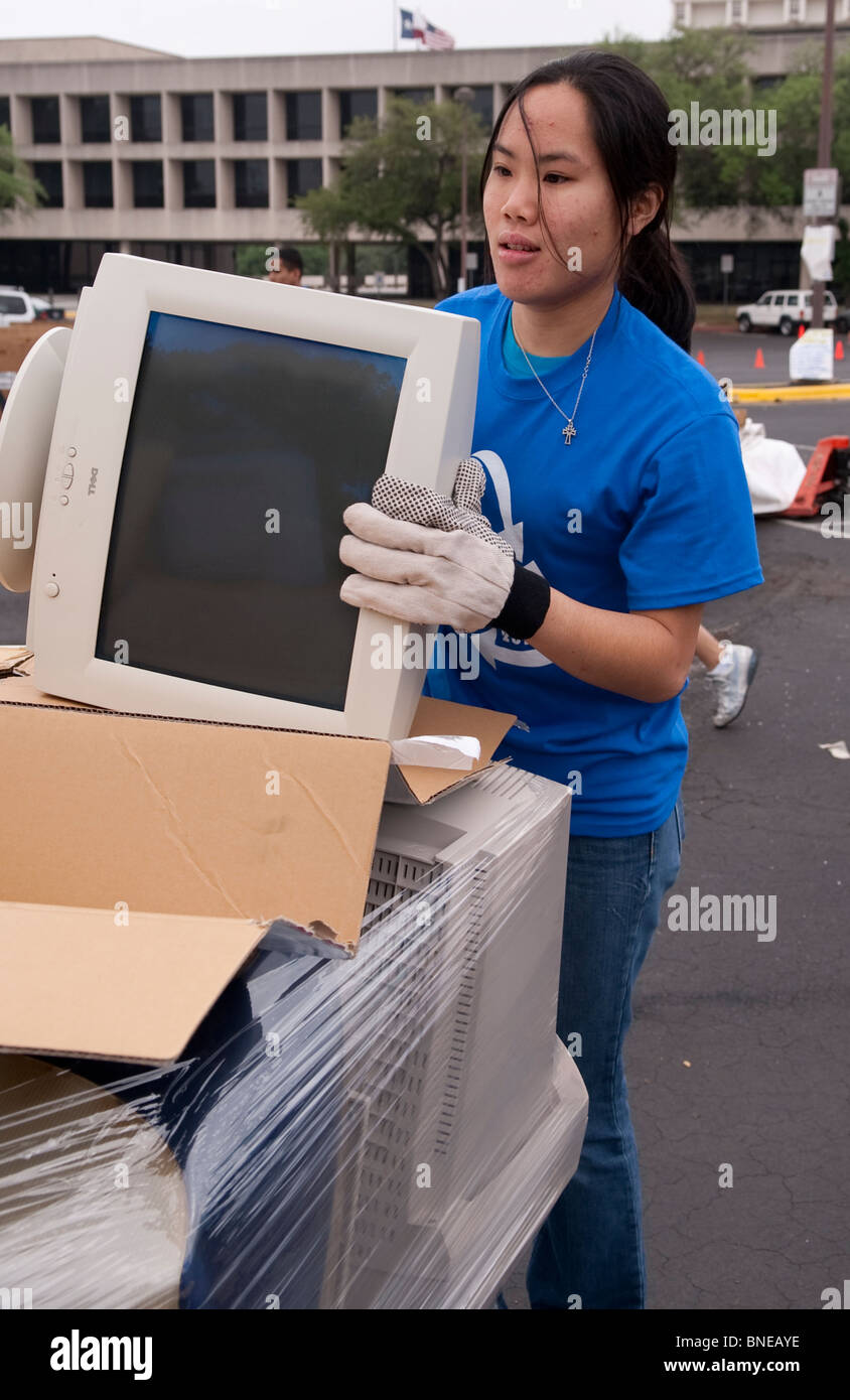 Usa college students recycling hi-res stock photography and images - Alamy