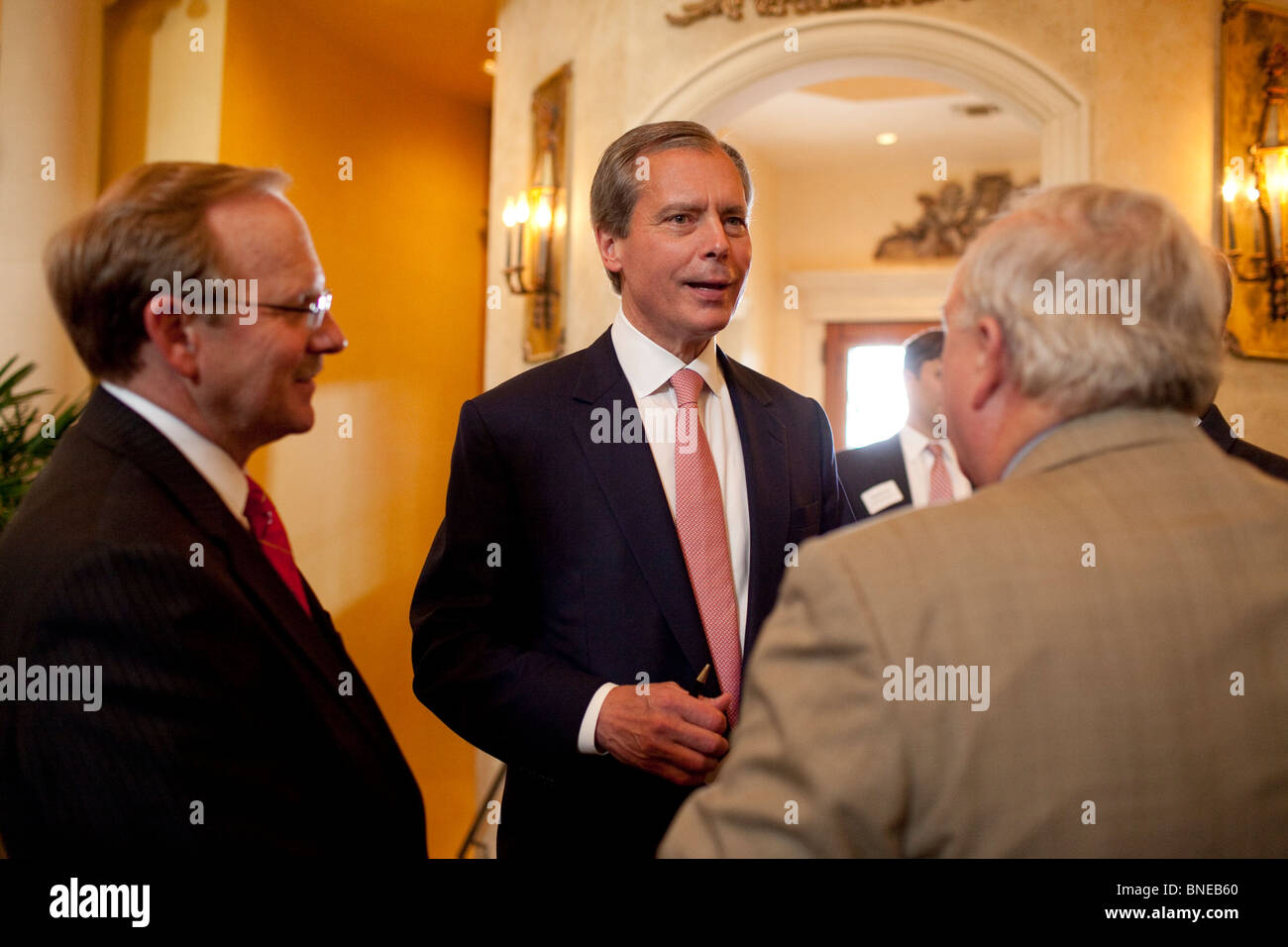 Texas Lieutenant Governor David Dewhurst speaks to business people ...