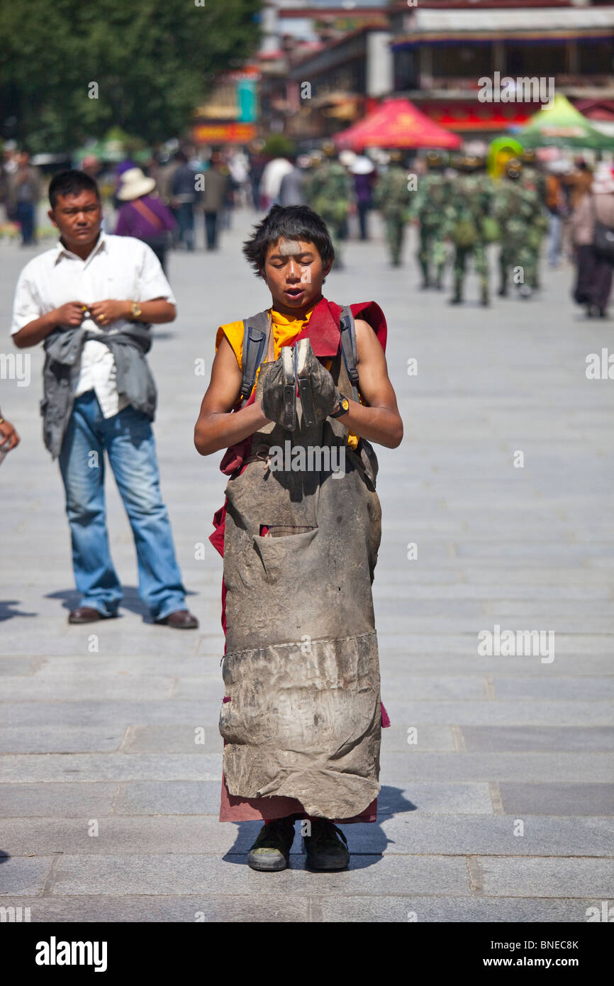 Prostrating Buddhist monk in Lhasa, Tibet Stock Photo - Alamy