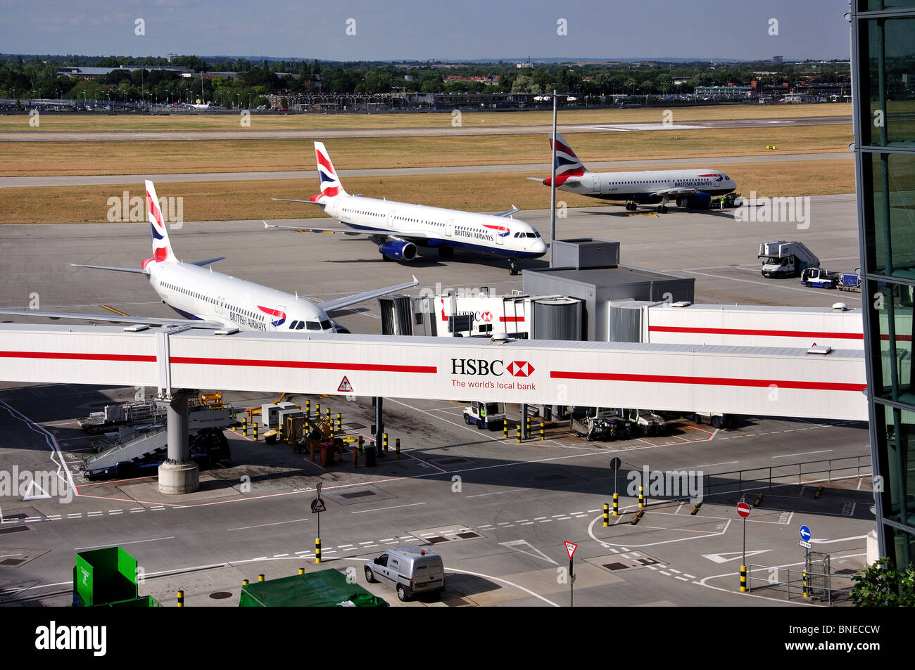 Airport gates hi-res stock photography and images - Alamy