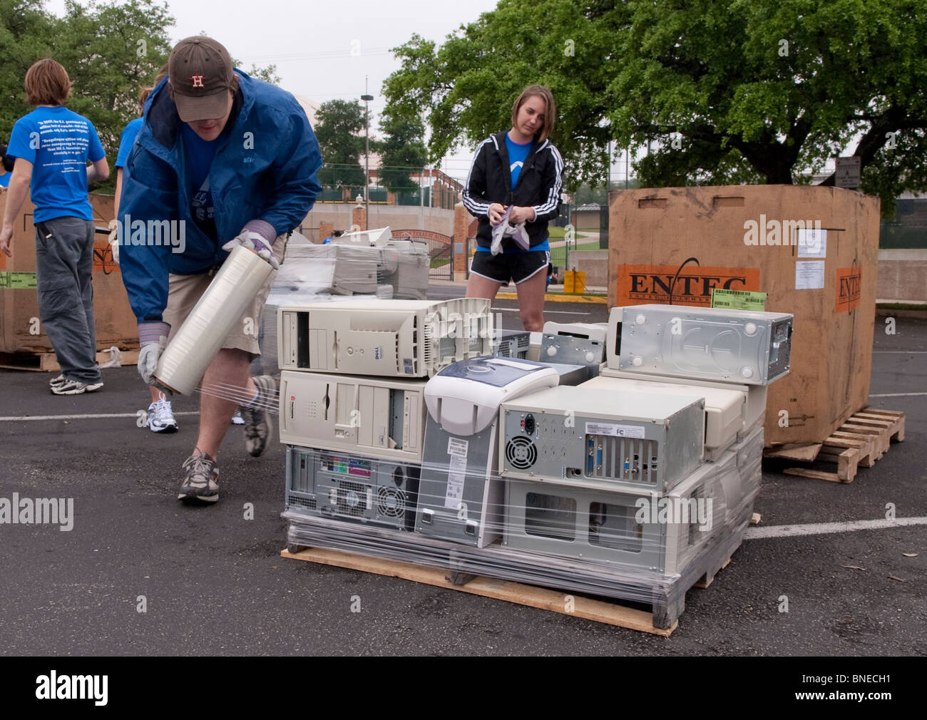 Engineering students from the University of Texas coordinate an "E ...