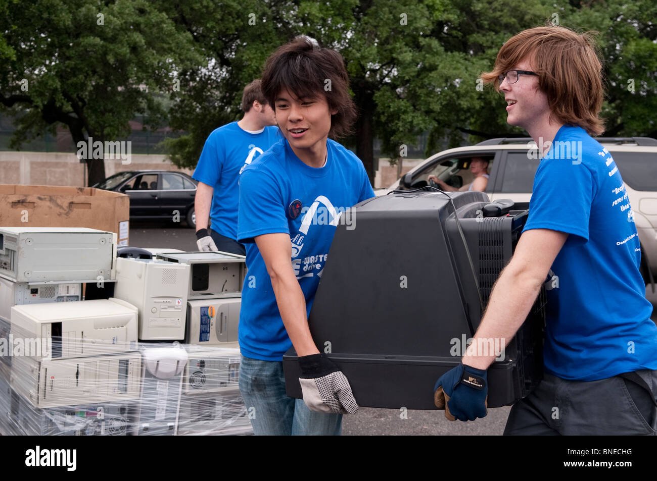 Engineering students from the University of Texas coordinate an "E ...