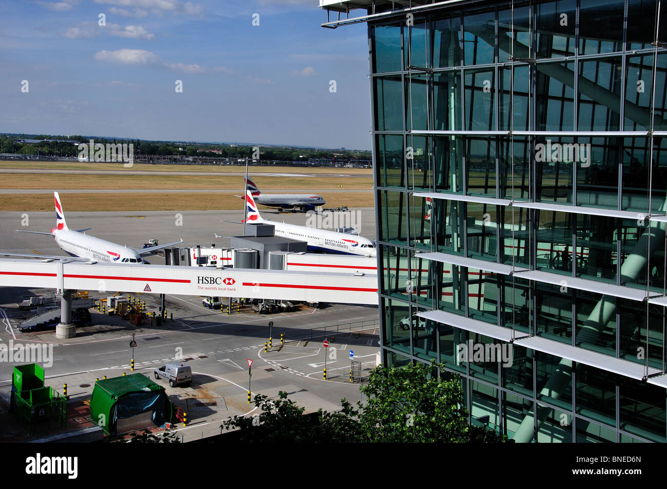 Airport gates hi-res stock photography and images - Alamy